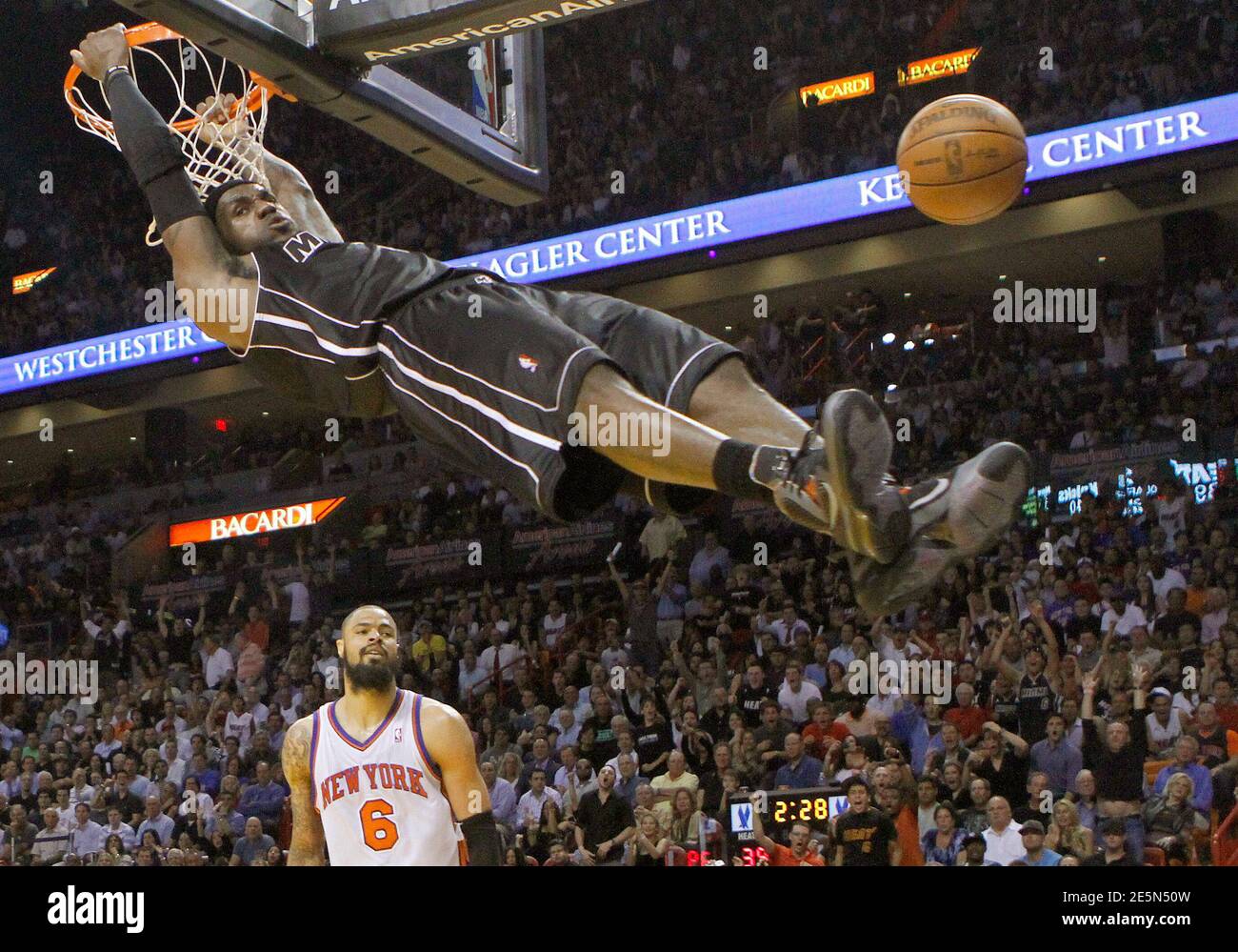 Dunk lebron james hi-res stock photography and images - Alamy
