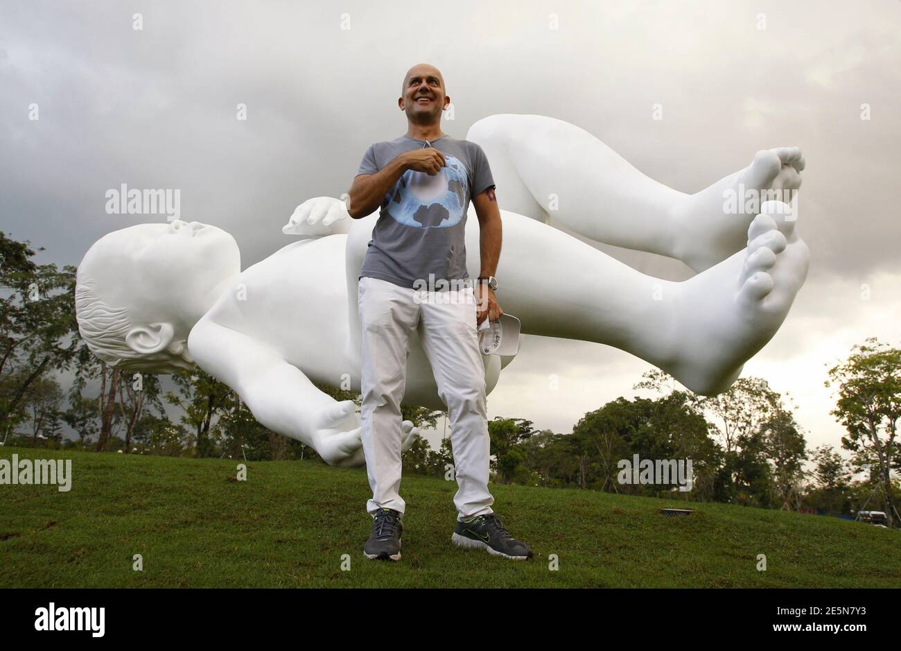 Singapore gardens bay planet sculpture hi-res stock photography and ...