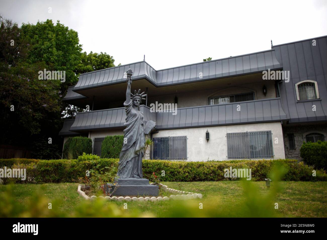 Statue of liberty replica garden hi-res stock photography and images ...