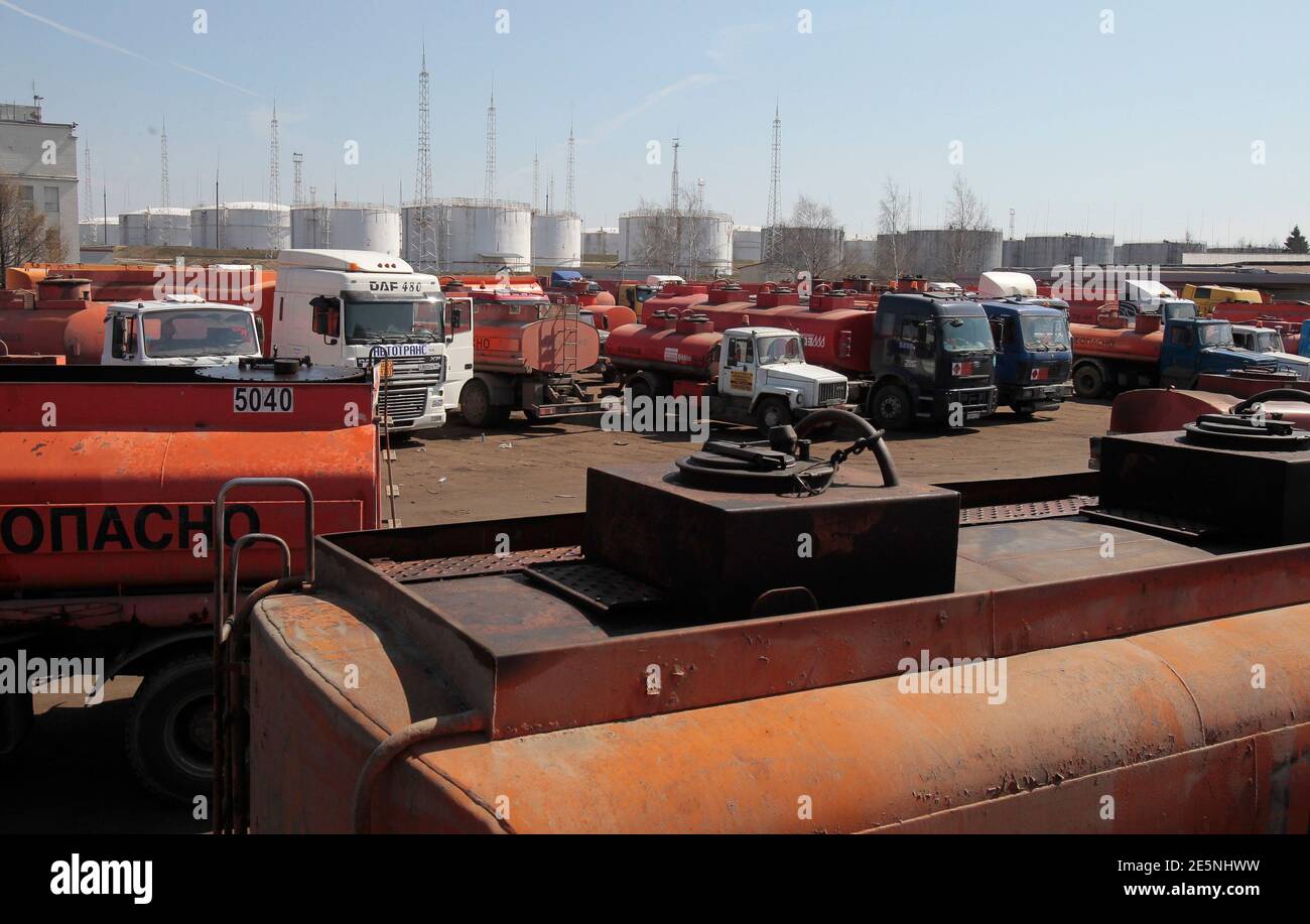 Petrol tanker at service station hi-res stock photography and images ...