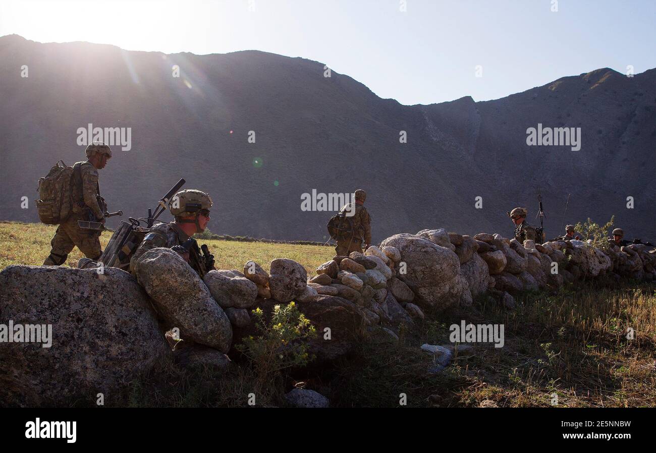 Early stone dagger hi-res stock photography and images - Alamy