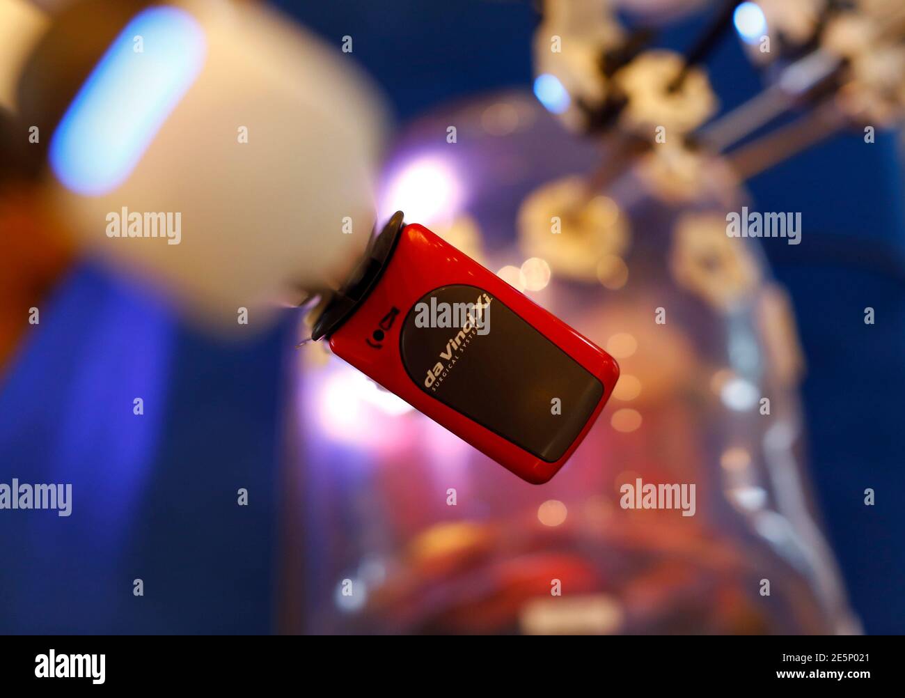 Da vinci xi robot surgical system hi-res stock photography and images ...