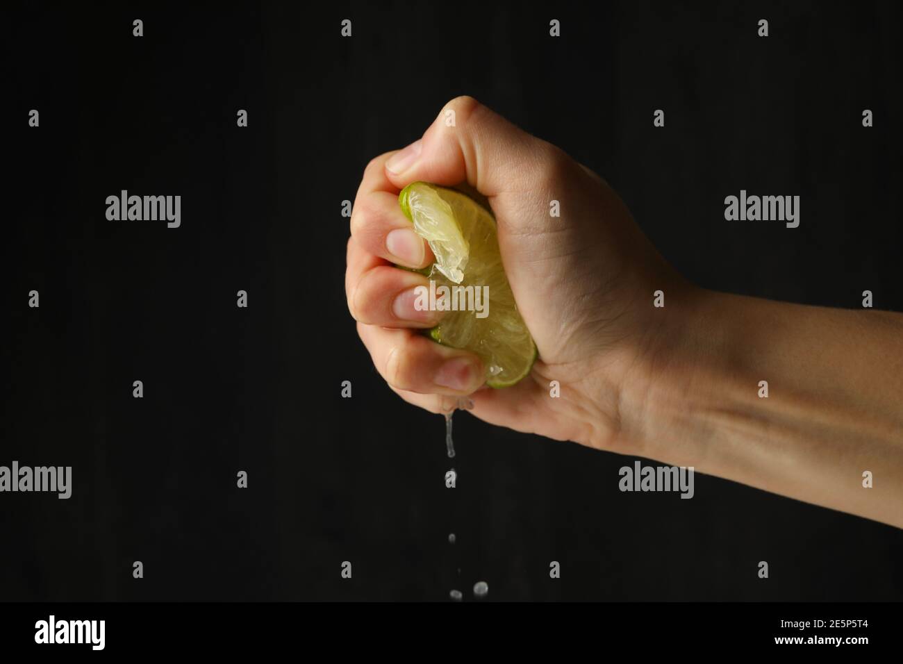 Hand squeeze lemons hi-res stock photography and images - Alamy