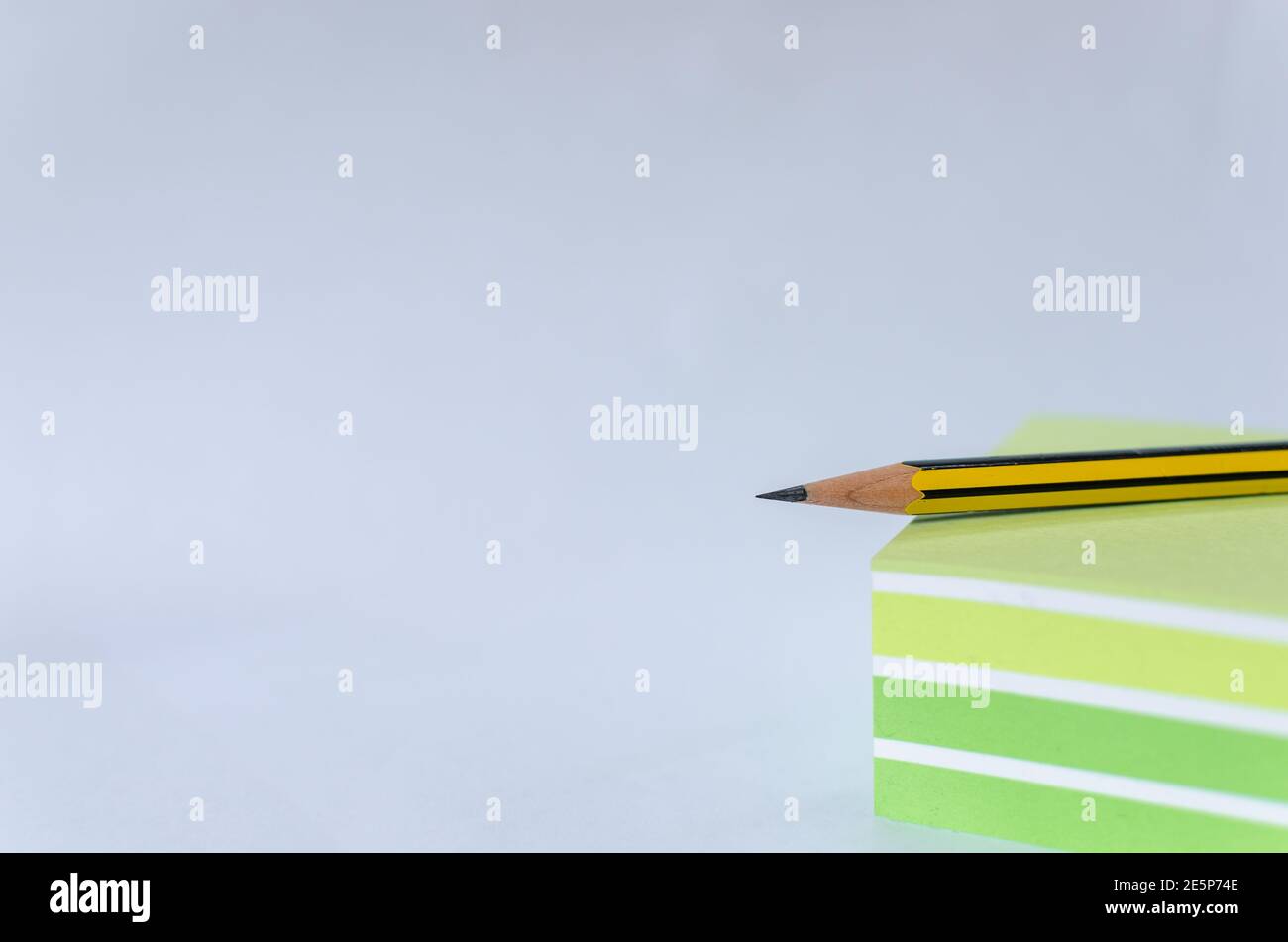 post it block with pencil and white background Stock Photo - Alamy