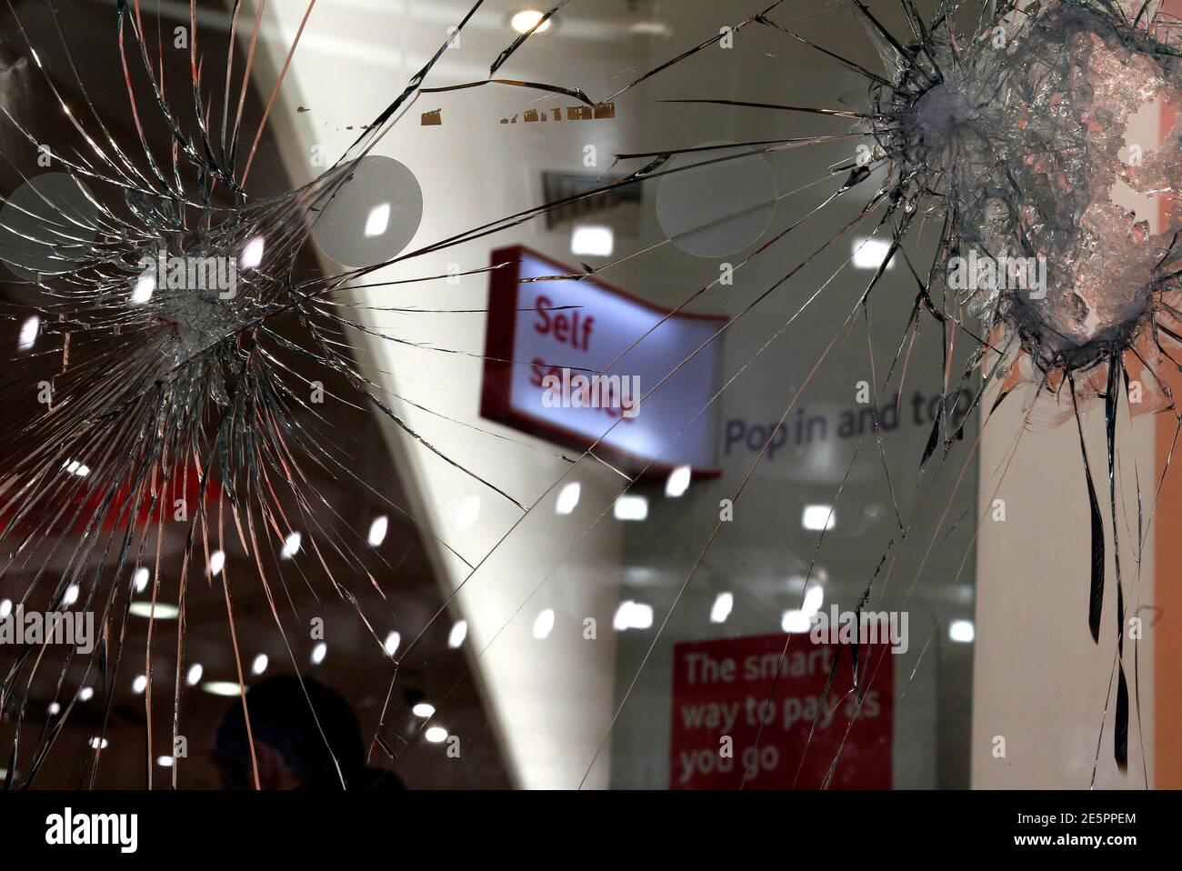 Smashed store window hi-res stock photography and images - Alamy