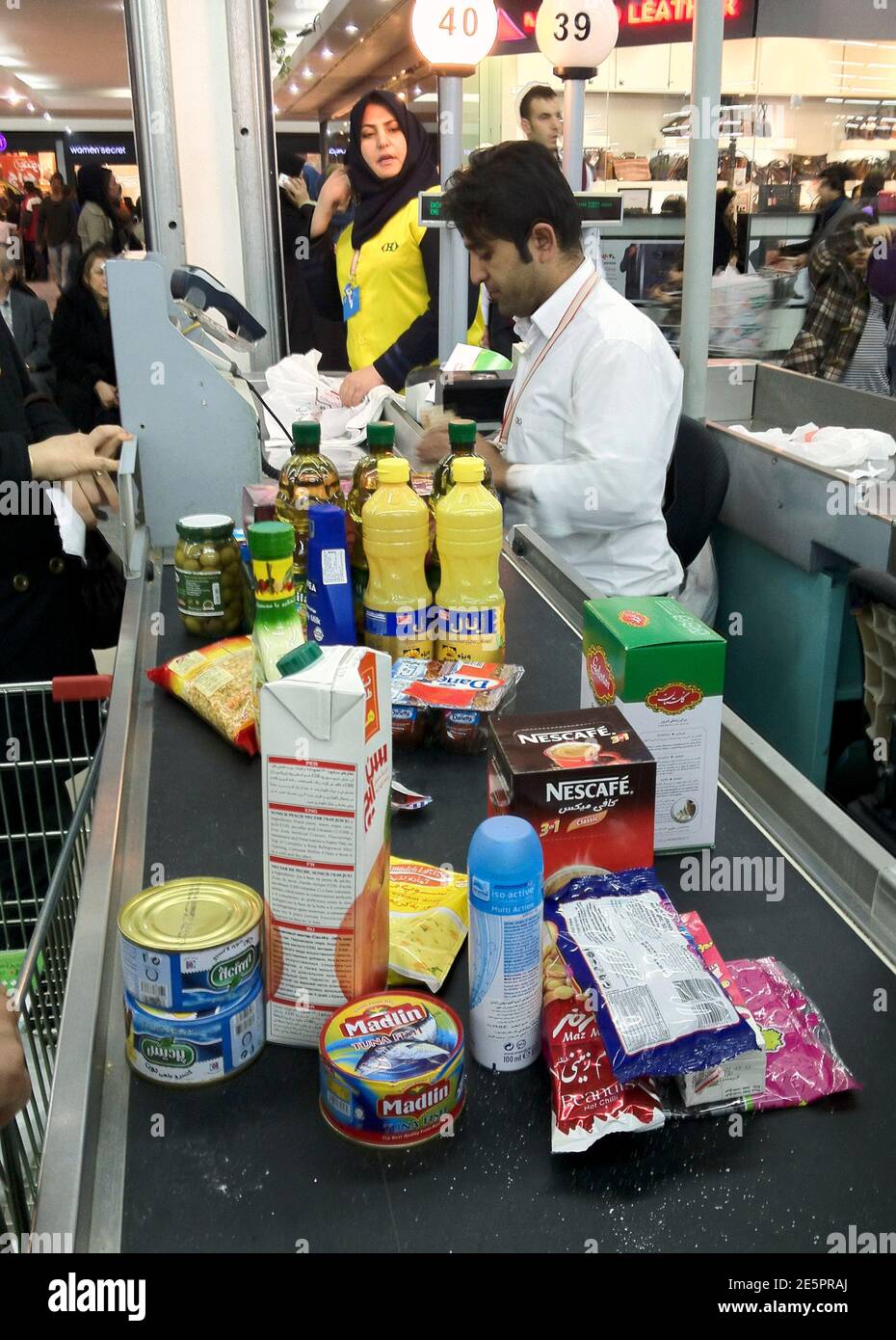 Cashier supermarket uk hi-res stock photography and images - Alamy