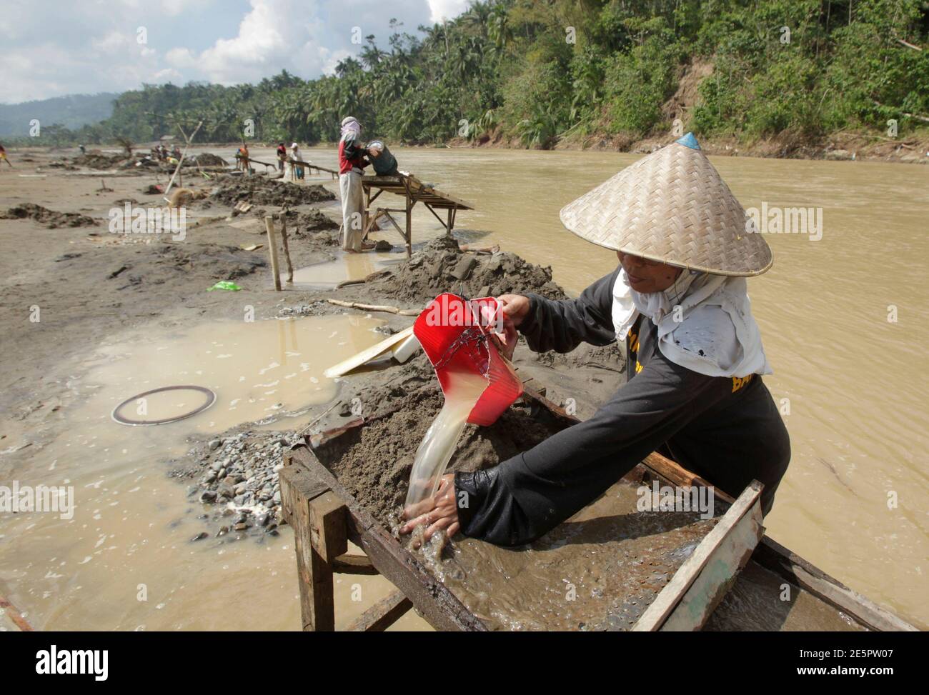 Gold panning in area hi-res stock photography and images - Alamy
