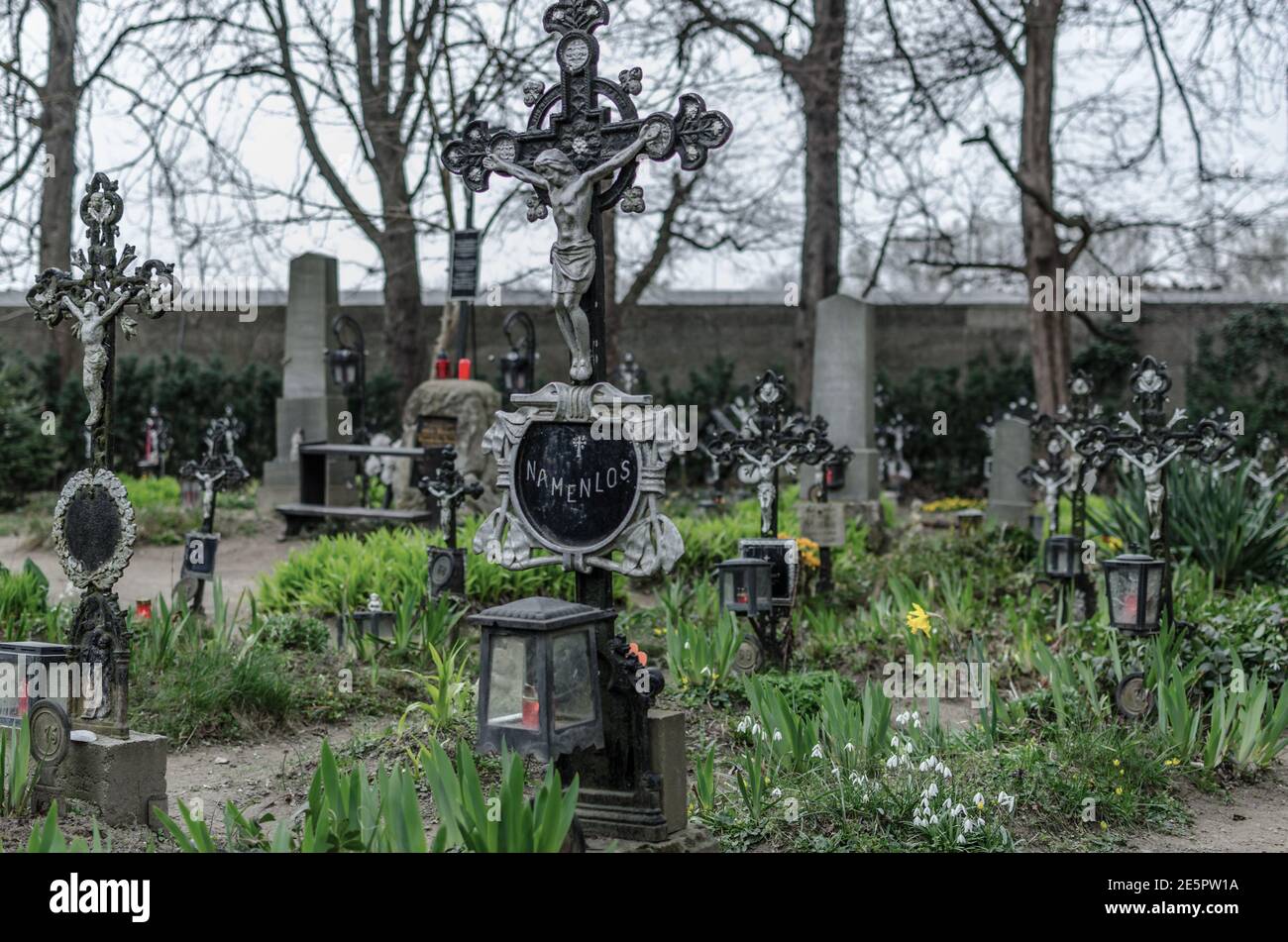 Dig a grave hi-res stock photography and images - Alamy