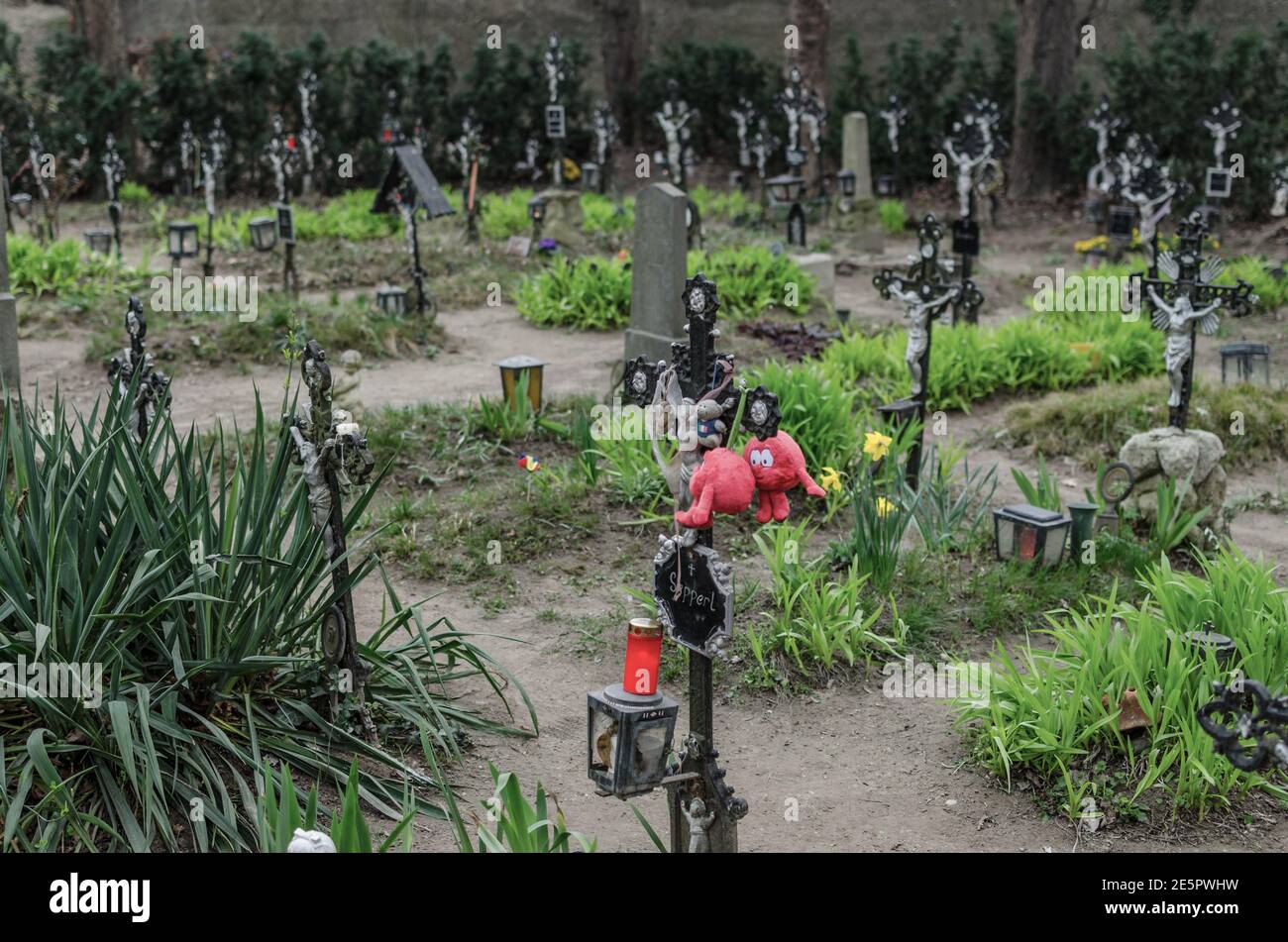 funny old grave on a cemetery Stock Photo - Alamy