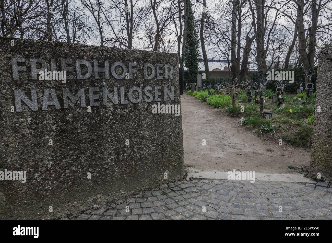 Nameless grave hi-res stock photography and images - Alamy