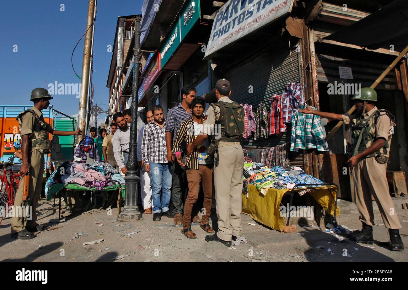 Police frisk man hi-res stock photography and images - Alamy