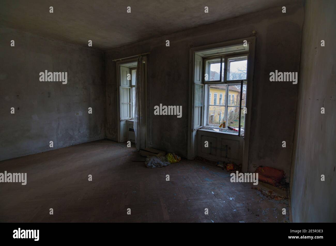 old empty room with parquet floor Stock Photo - Alamy