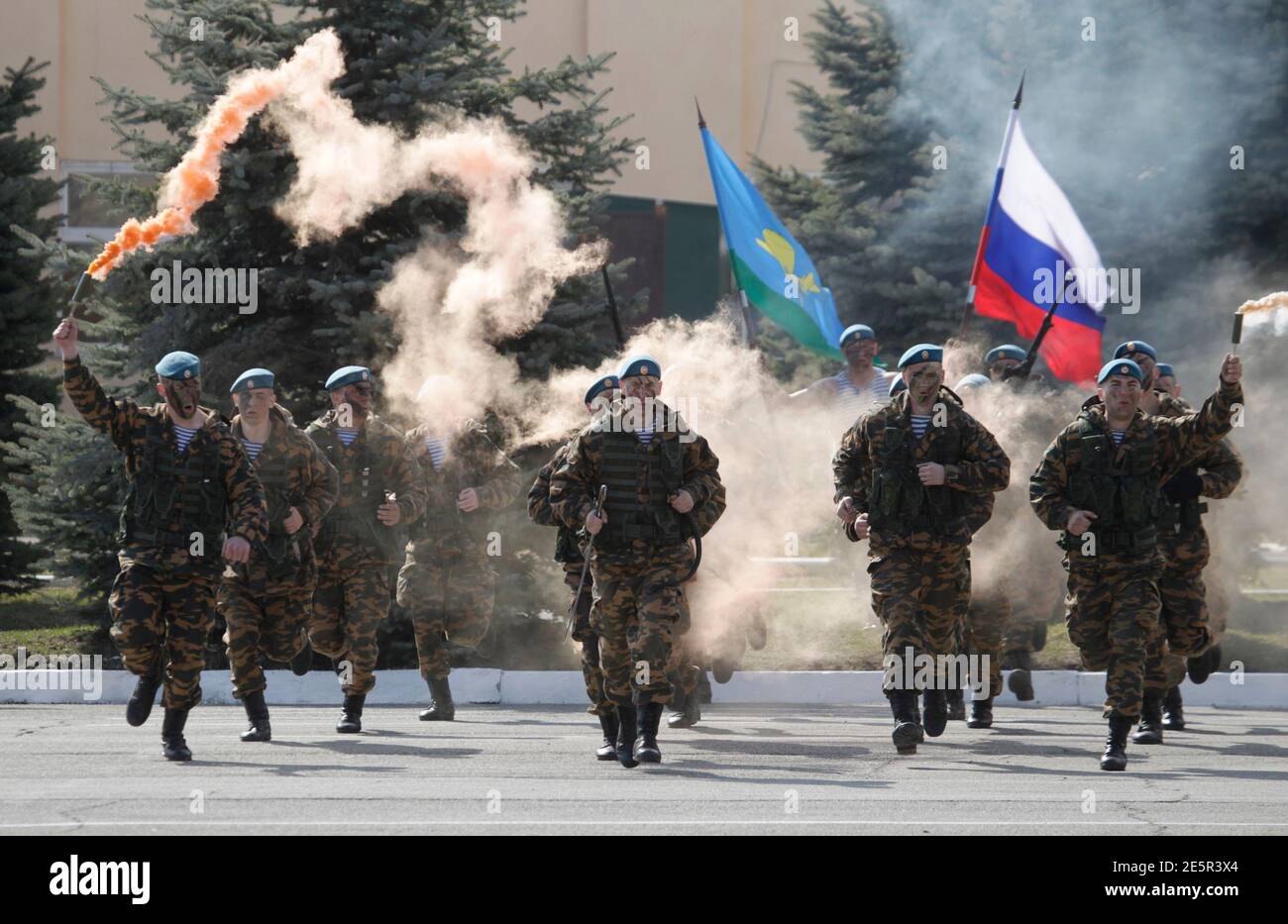 Russian paratroopers march during paratroopers hi-res stock photography ...