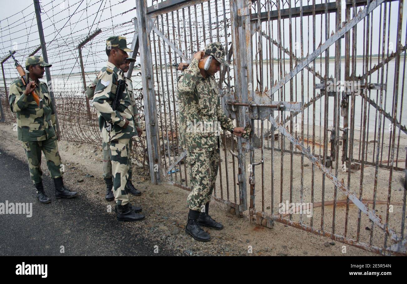 India pakistan border gate hi-res stock photography and images - Alamy