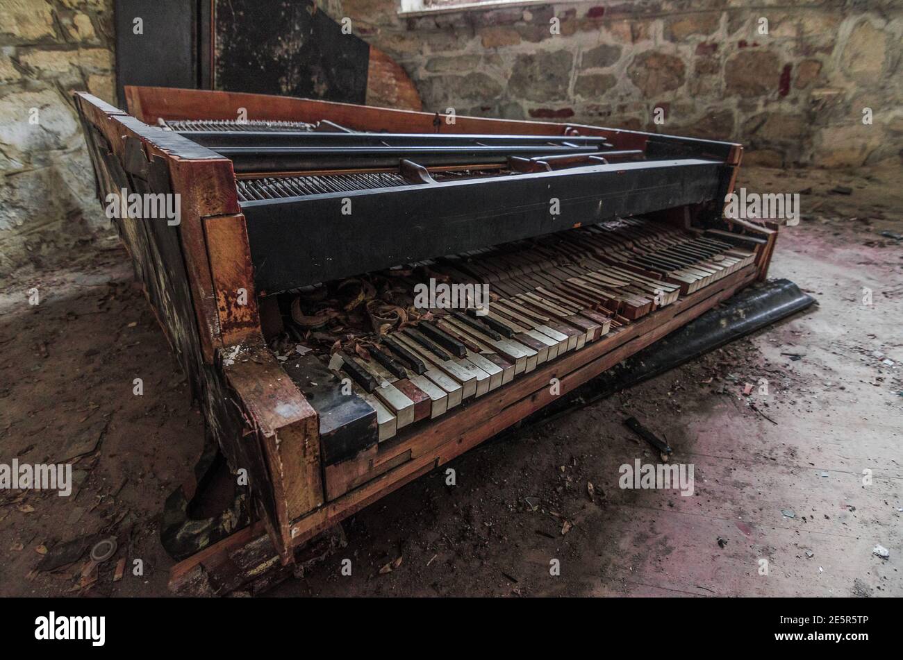 broken piano in an old house Stock Photo - Alamy