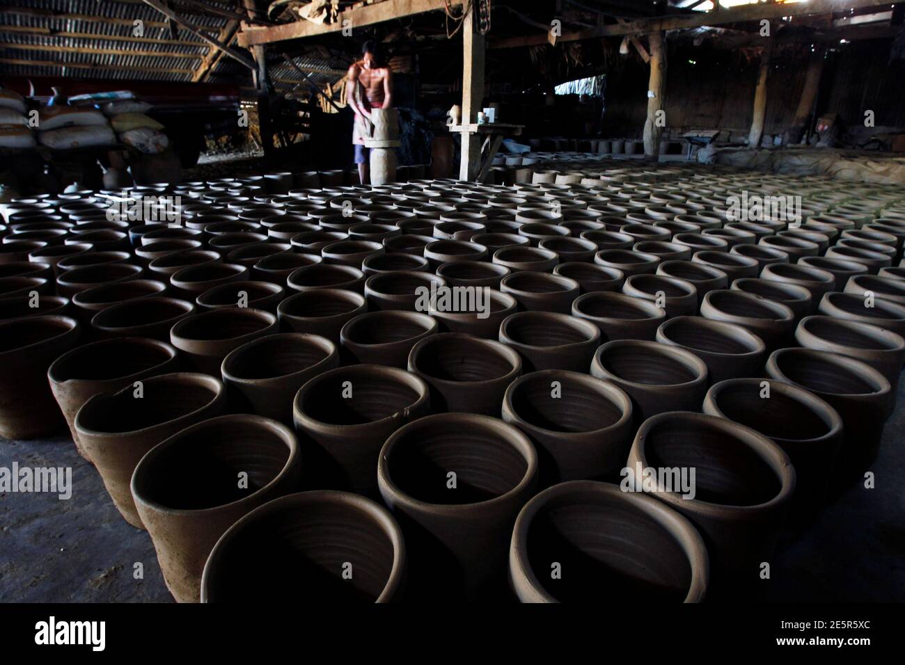 Pottery in the philippines hi-res stock photography and images - Alamy