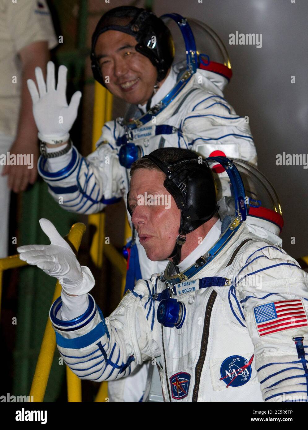 Crew wave boarding soyuz iss hi-res stock photography and images - Alamy