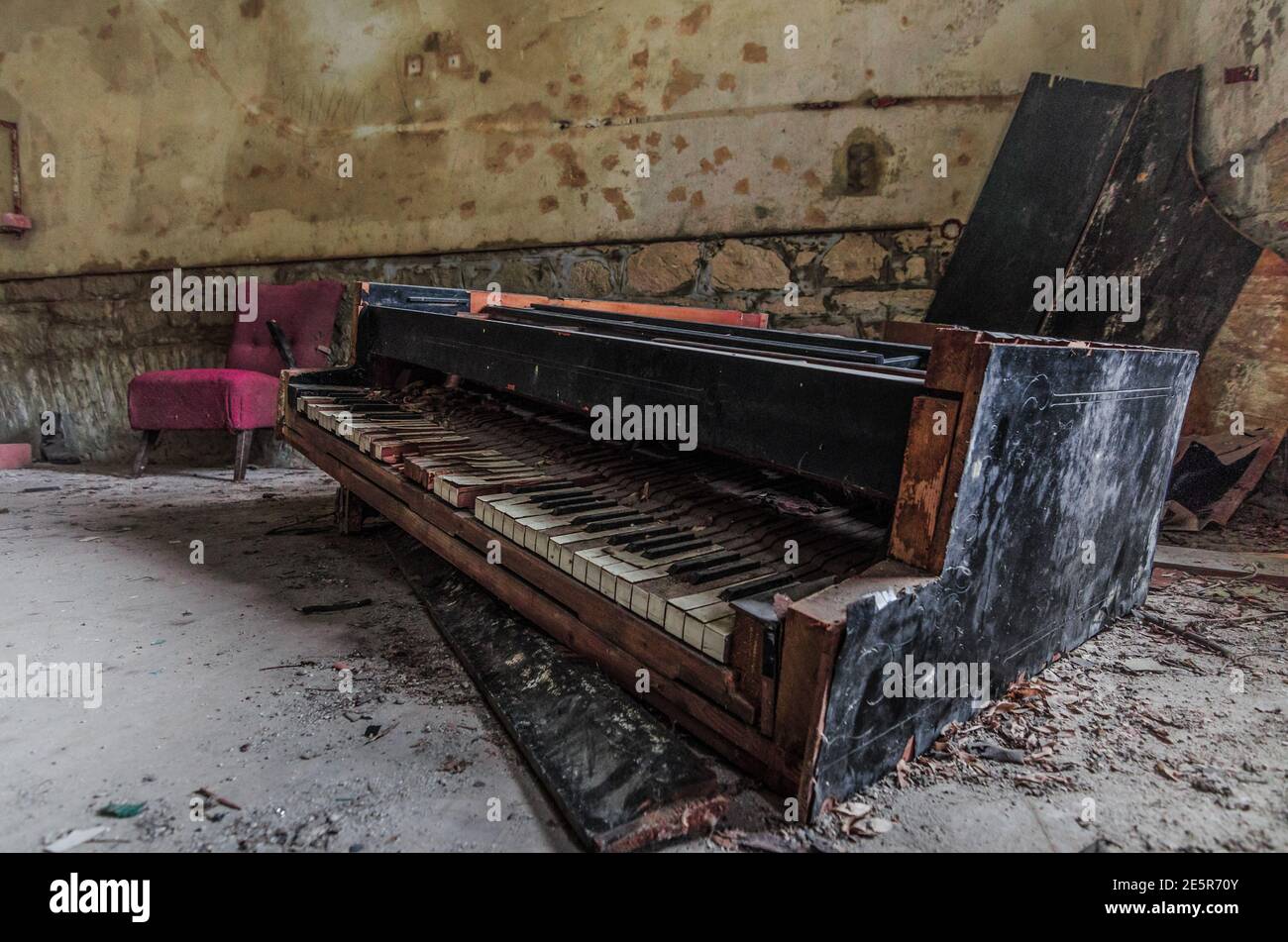 beautiful old broken piano Stock Photo - Alamy