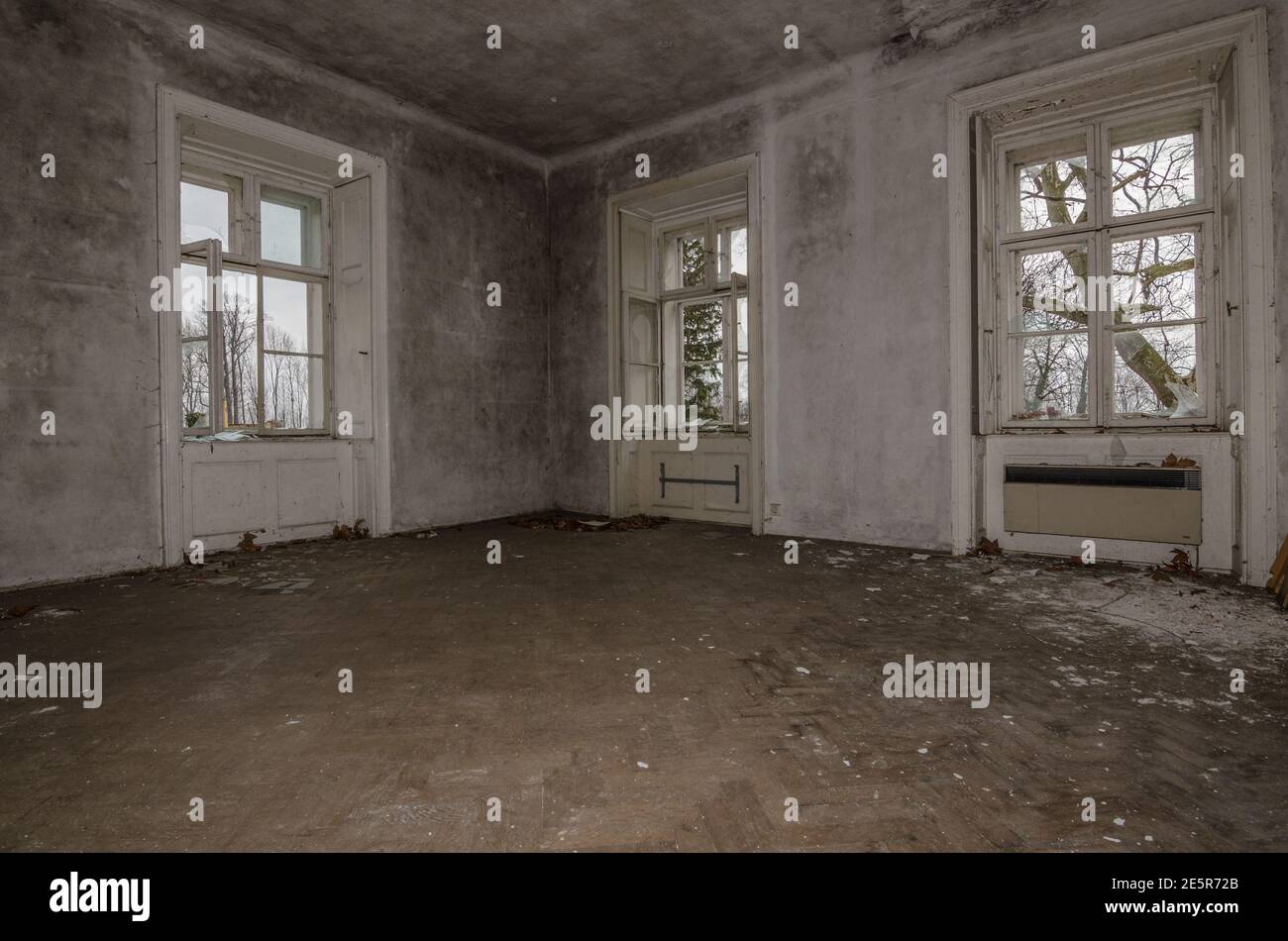 Empty abandoned room hi-res stock photography and images - Alamy