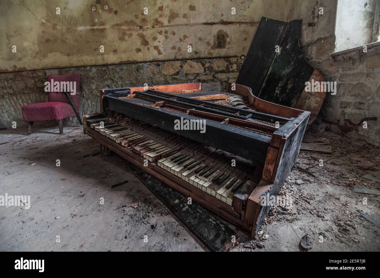 abandoned old demolished piano Stock Photo - Alamy