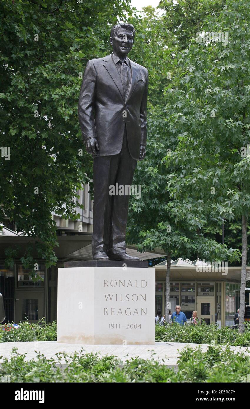London statue of reagan unveiled hi-res stock photography and images ...