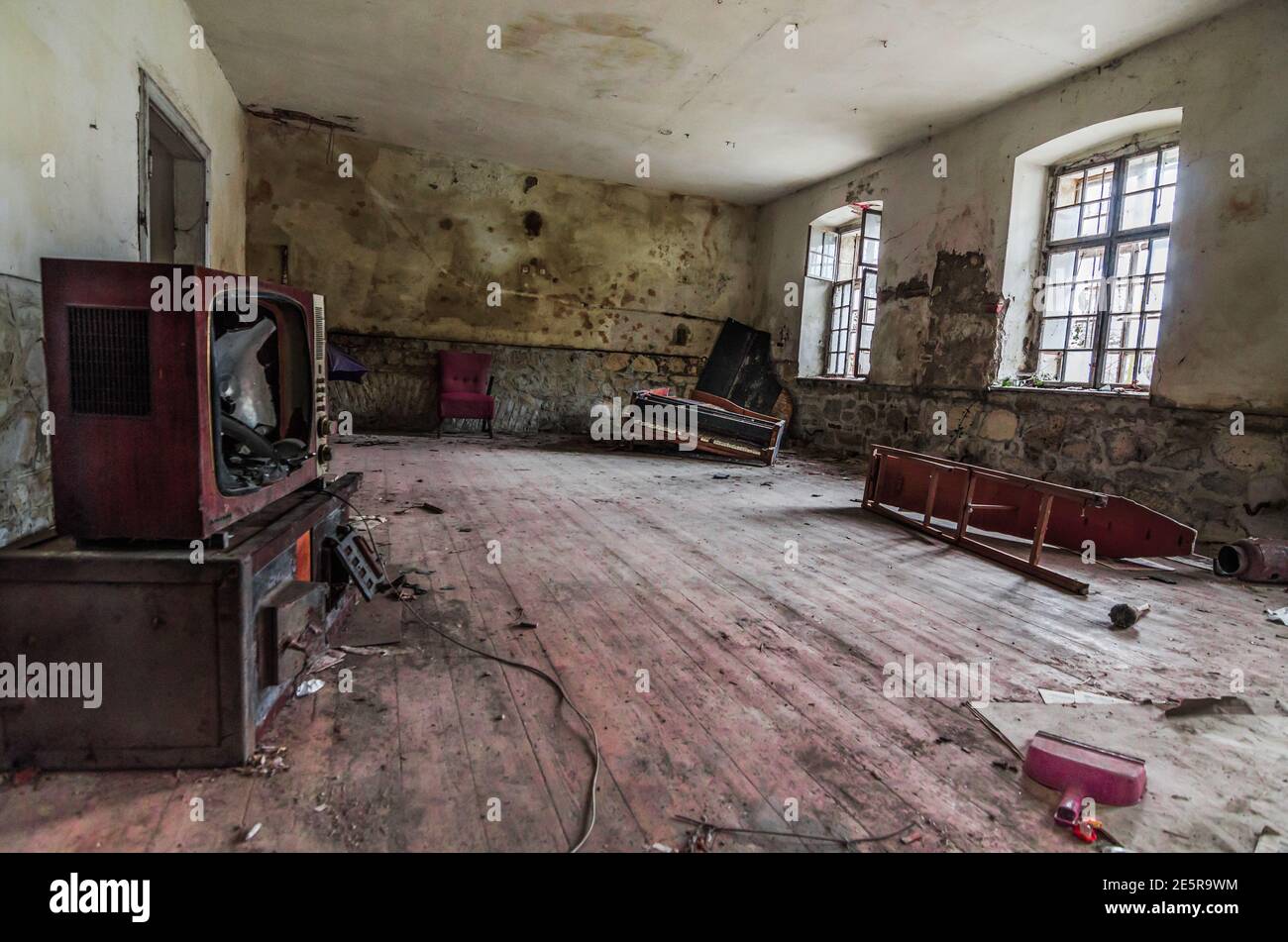 abandoned old room with many objects Stock Photo - Alamy