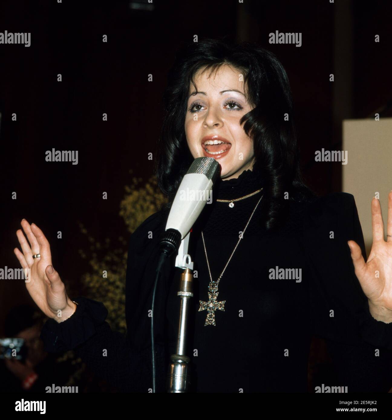 VICKY LEANDROS singt für Luxemburg beim Grand Prix Eurovision de la ...