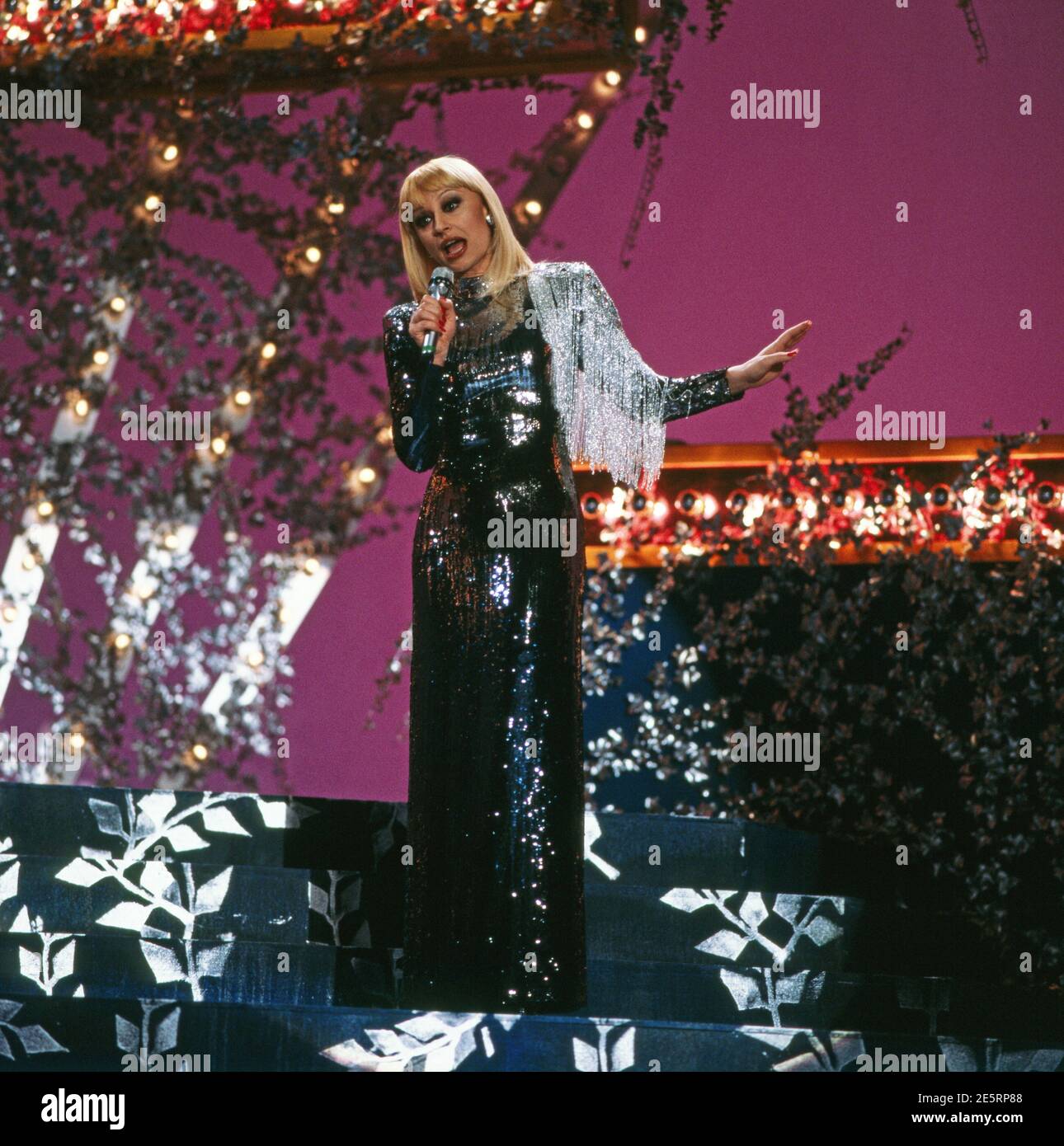 RAFFAELLA CARRA, italienische Sängerin und Schauspielerin, Stargast in ...