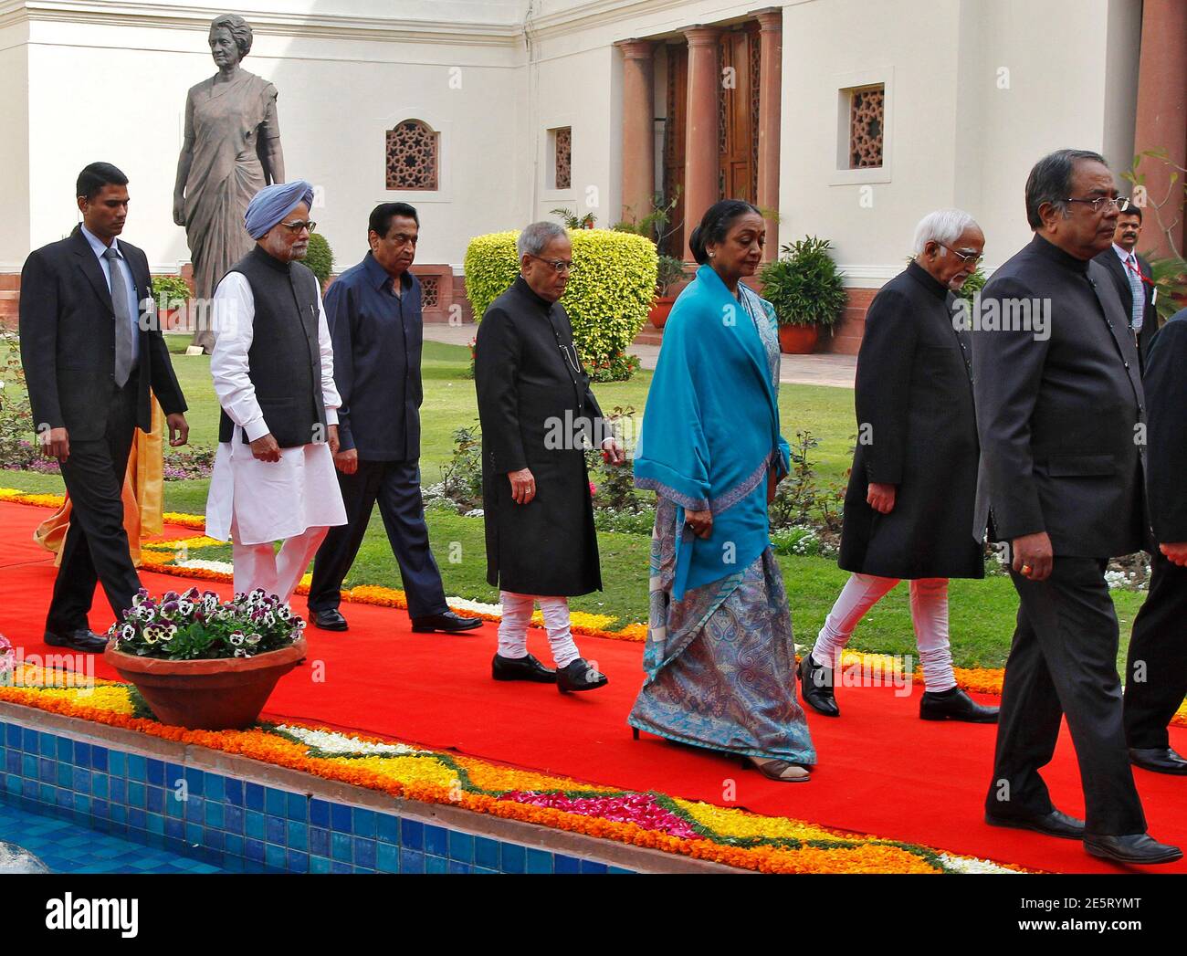 India parliament statue hi-res stock photography and images - Alamy