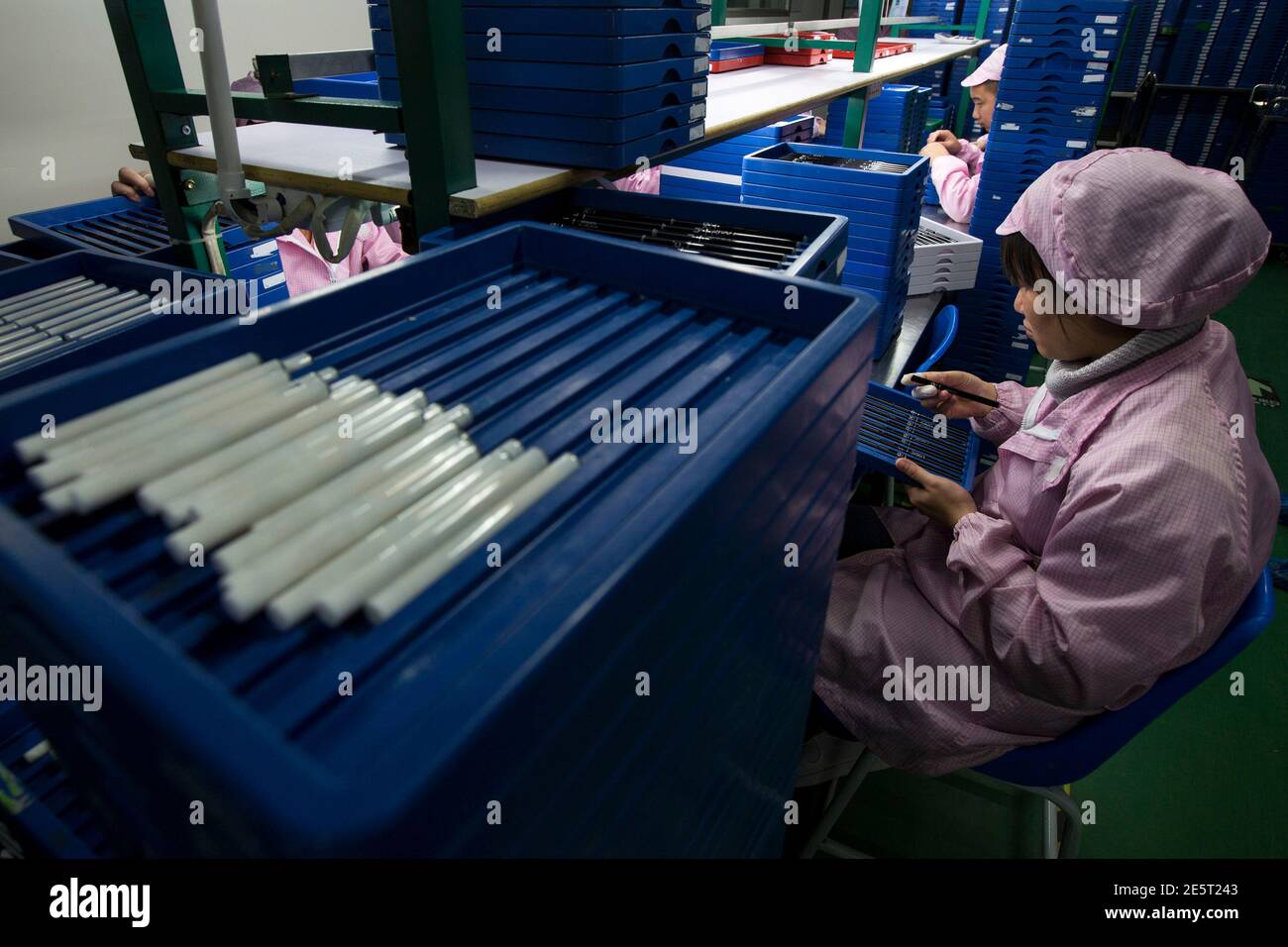 Cigarette production and asia hi-res stock photography and images - Alamy