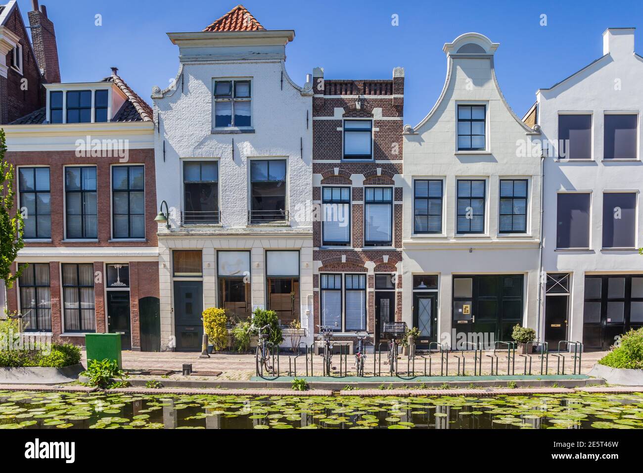 Traditional historic dutch gable houses hi-res stock photography and ...