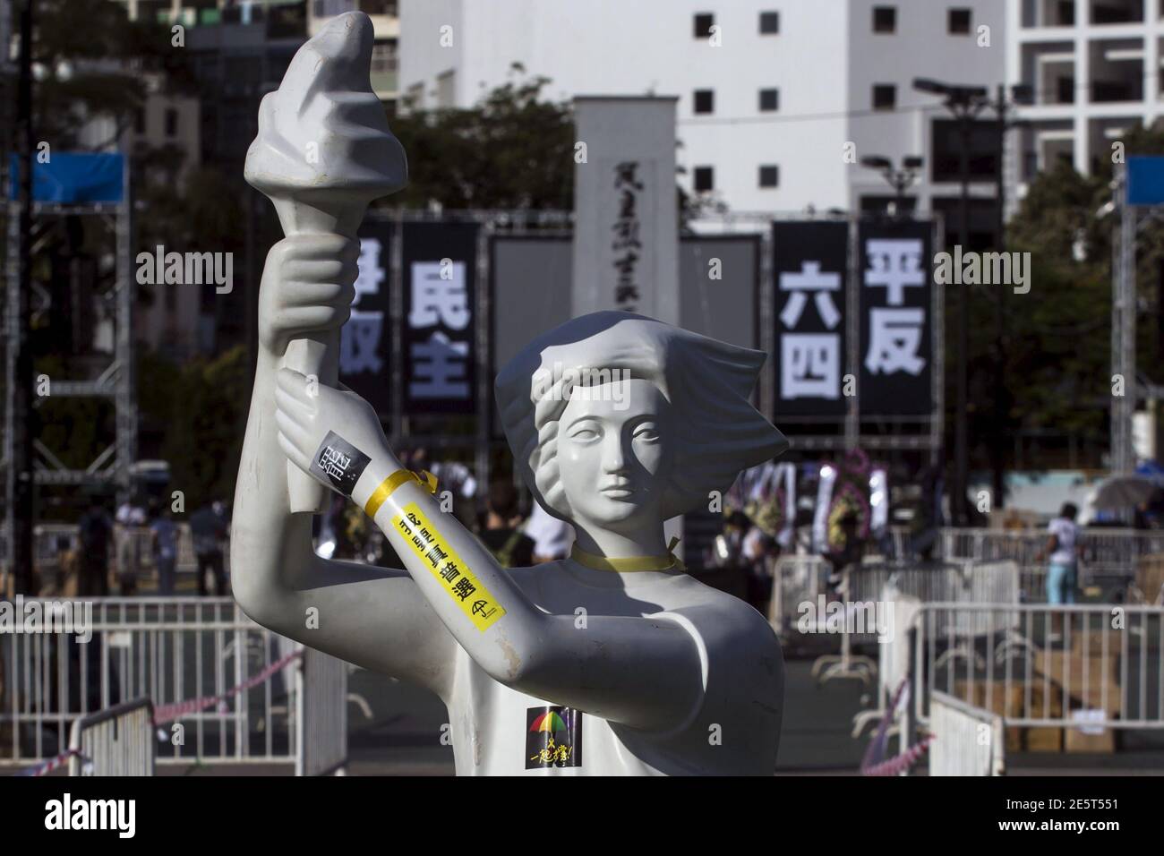 1989 goddess of democracy statue hi-res stock photography and images ...