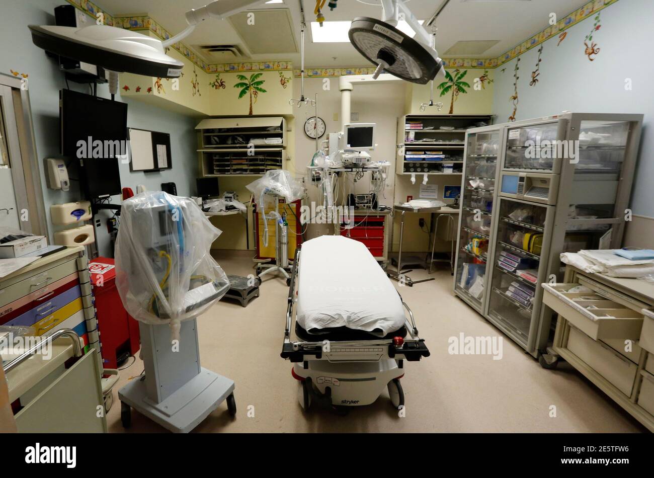 Emergency room trauma suite hi-res stock photography and images - Alamy
