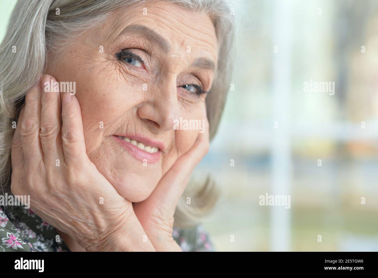 Beautiful senior woman face hi-res stock photography and images - Alamy