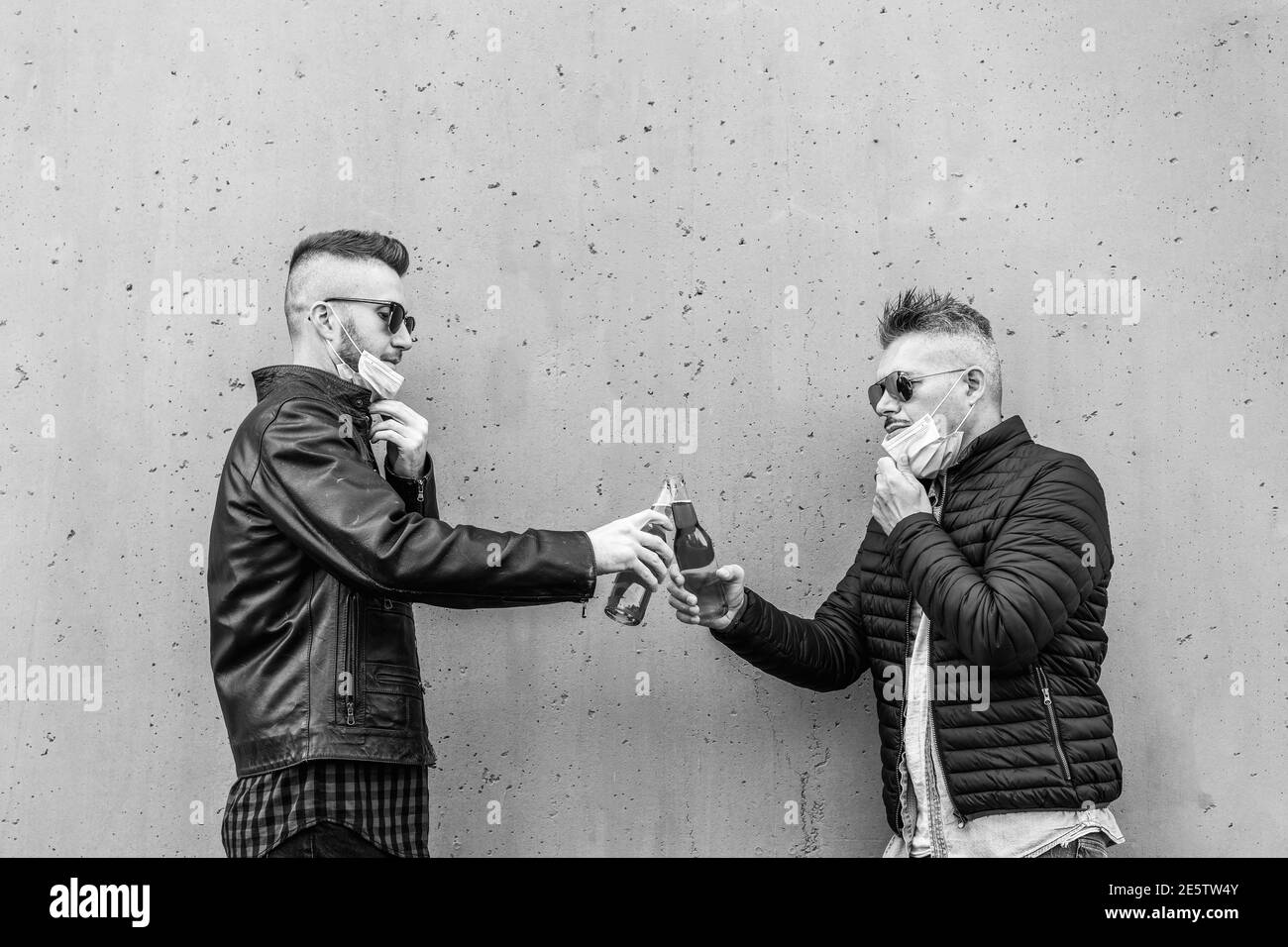 Friends men drink beer Black and White Stock Photos & Images - Alamy