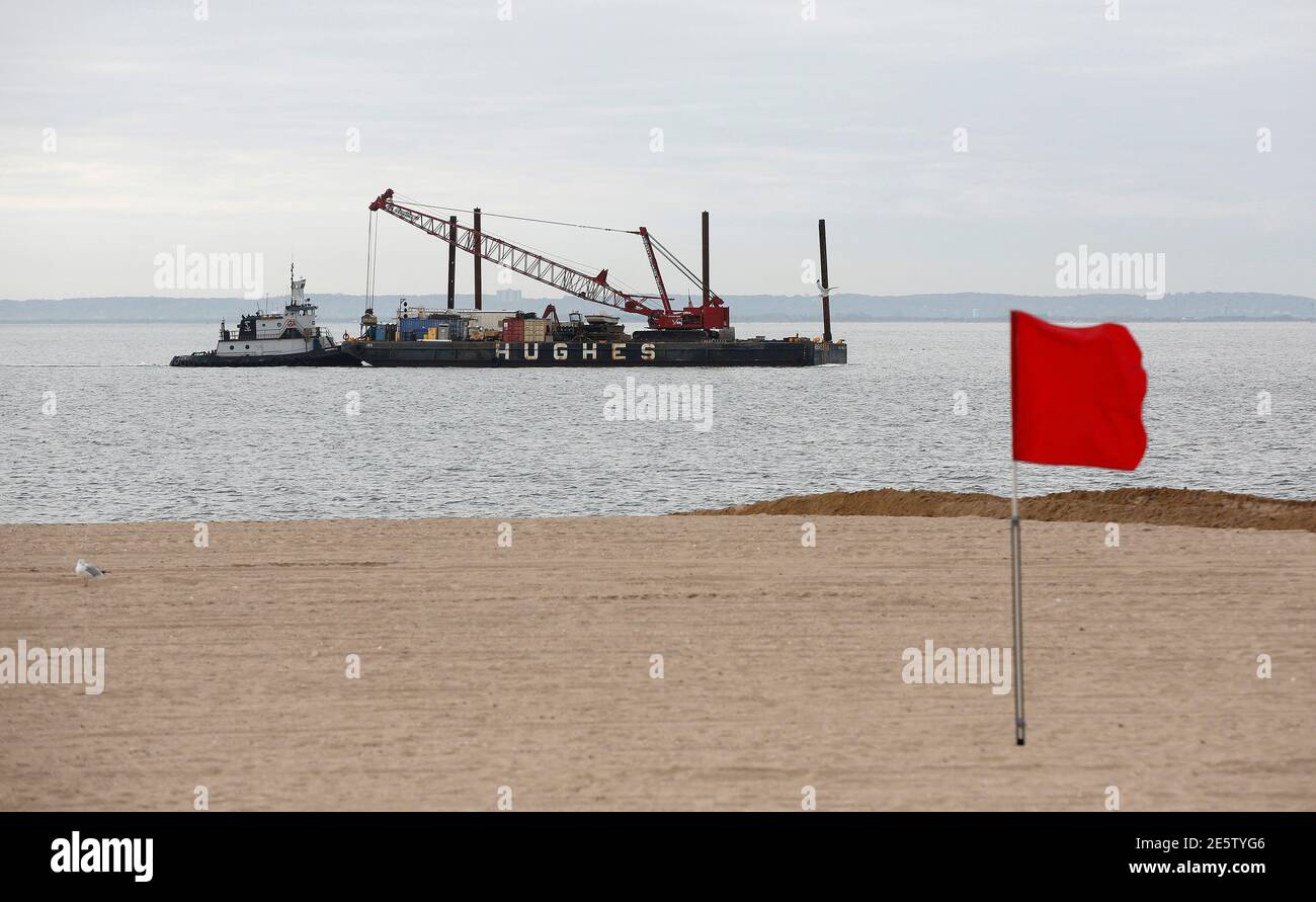 Weather warning flag hi-res stock photography and images - Alamy