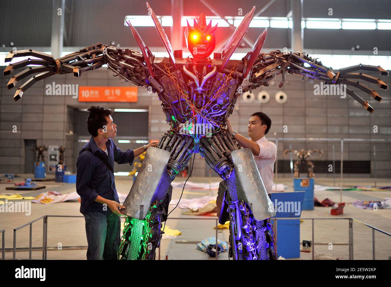 Human robot workers hi-res stock photography and images - Alamy