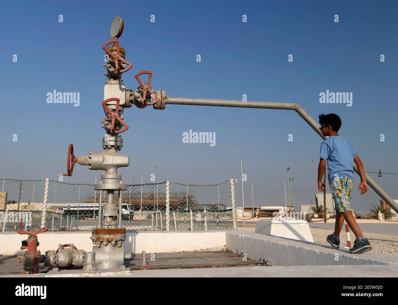 First oil well bahrain hi-res stock photography and images - Alamy