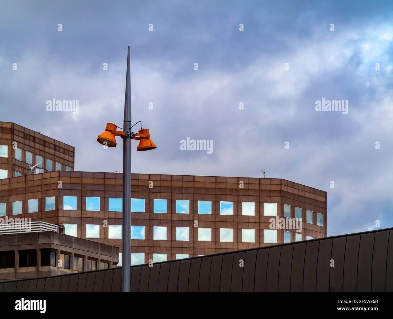 Office london bridge hi-res stock photography and images - Alamy