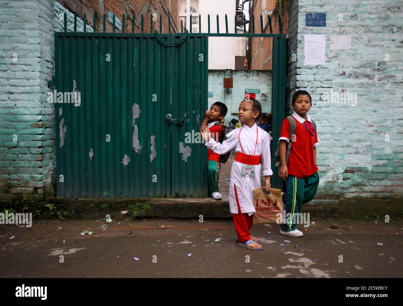 Father school gates hi-res stock photography and images - Alamy