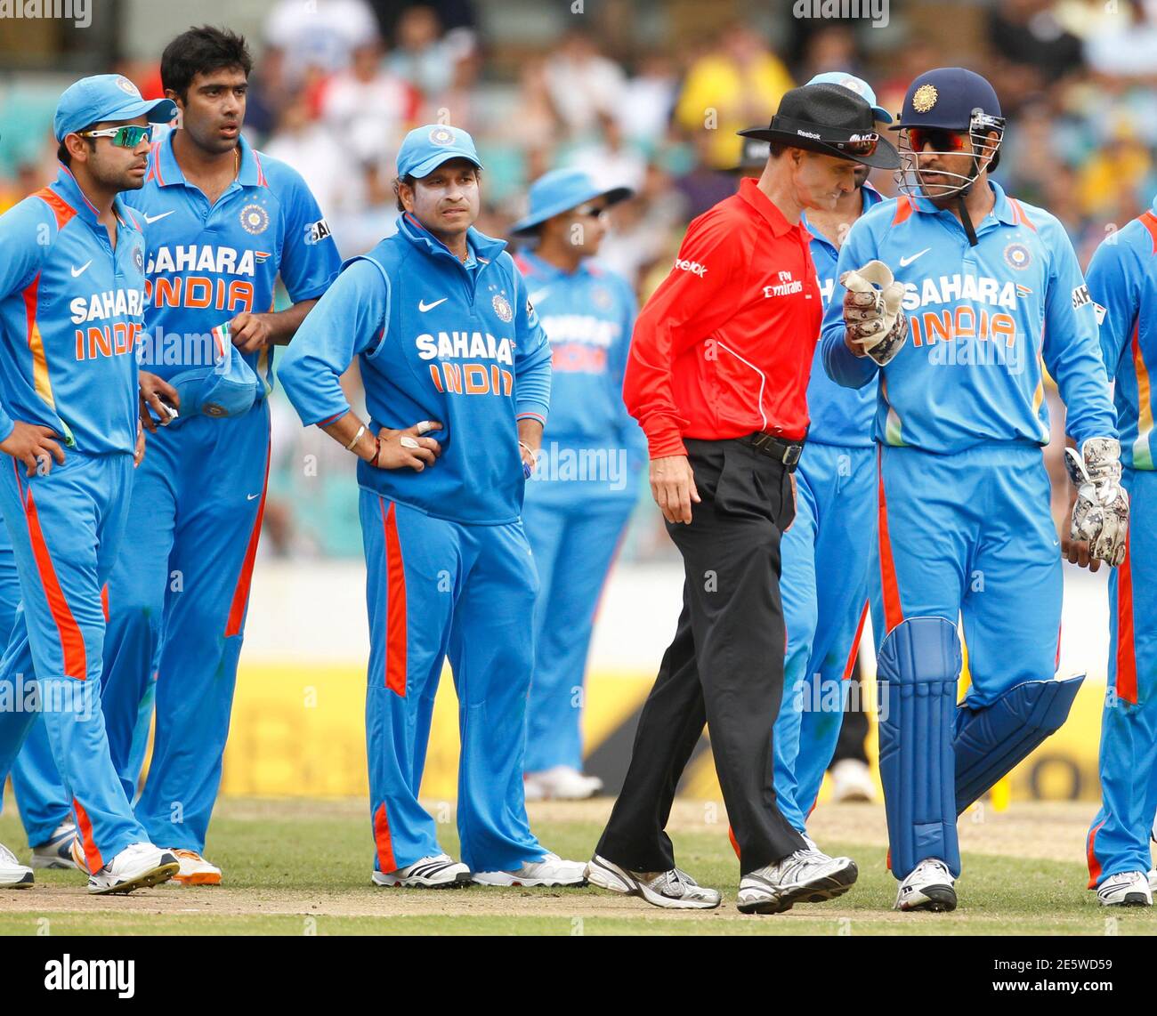 Umpire billy bowden hi-res stock photography and images - Alamy