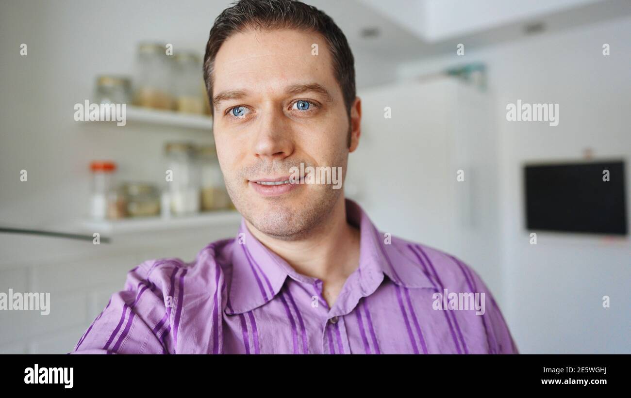 Man recording video hi-res stock photography and images - Alamy