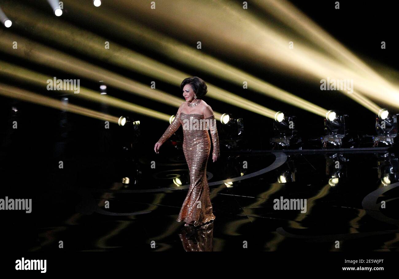Shirley bassey goldfinger hi-res stock photography and images - Alamy