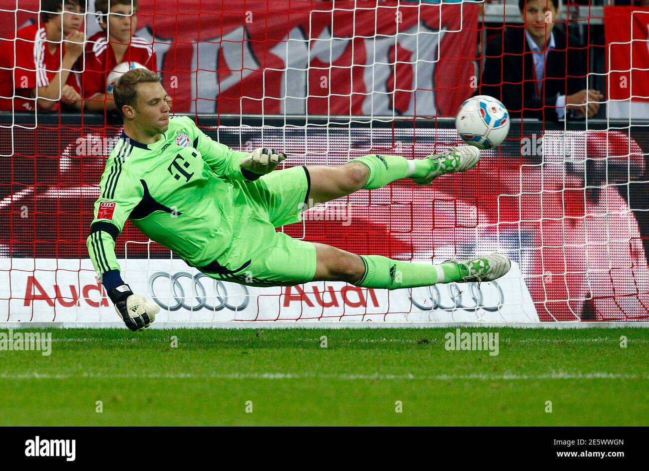 Manuel Neuer Diving