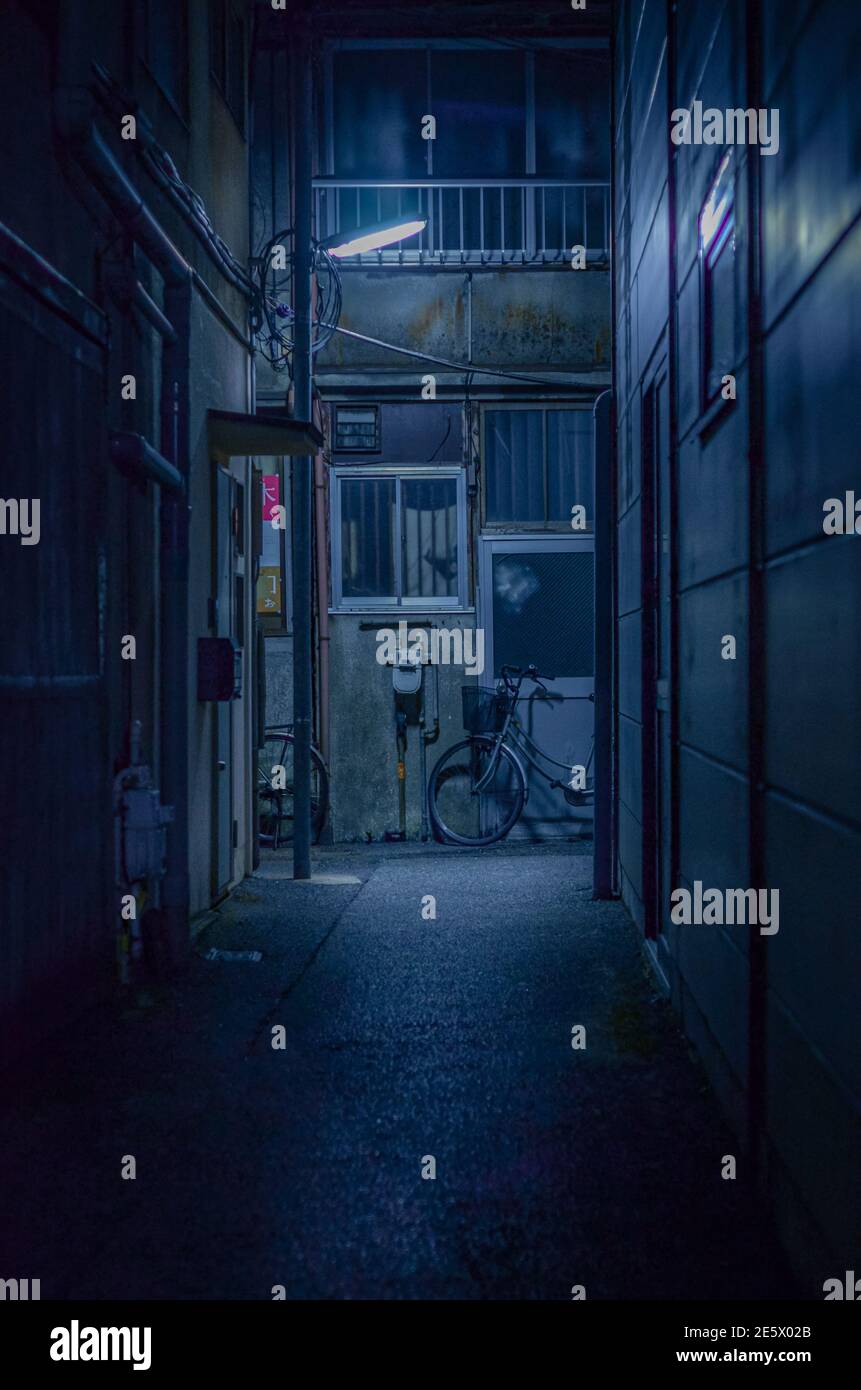 Dark alleyway hi-res stock photography and images - Alamy