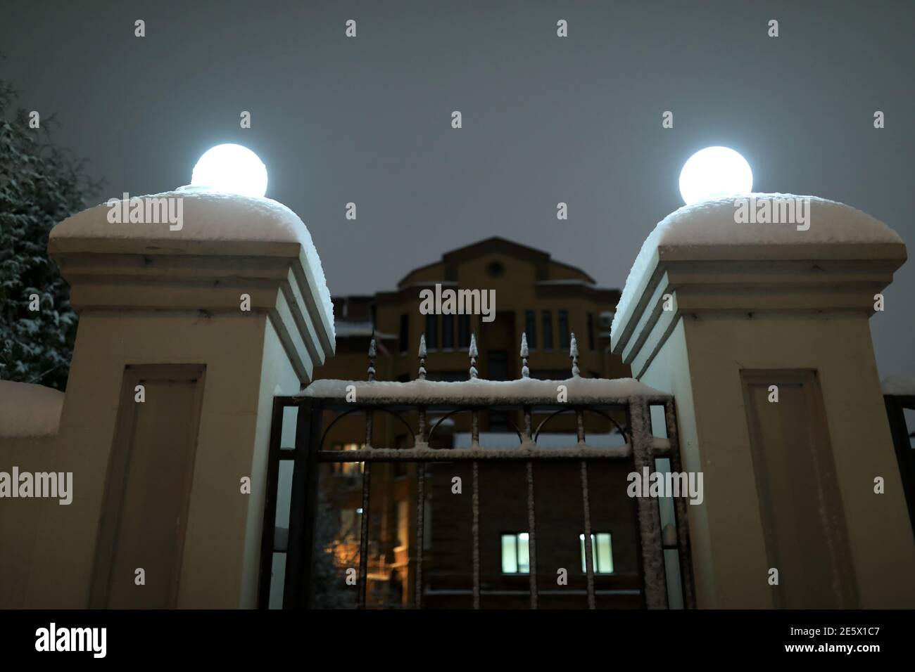 Evening frost gate snow hi-res stock photography and images - Alamy