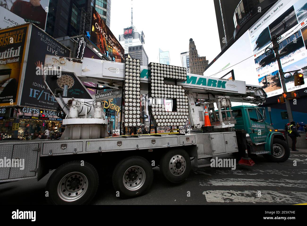 New years eve numerals arrive in times square hi-res stock photography ...