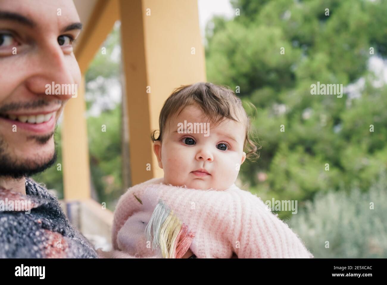 Dad hugging her little baby girl Stock Photo - Alamy