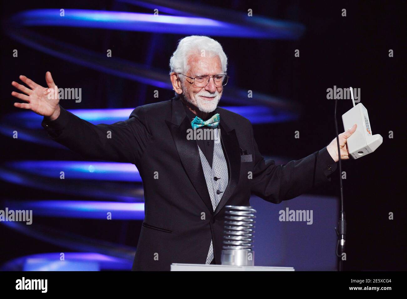 Martin cooper first mobile phone hi-res stock photography and images ...