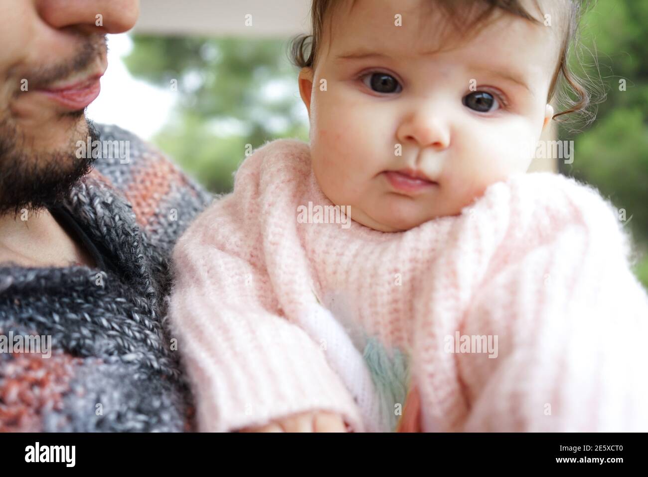 Dad hugging her little baby girl Stock Photo - Alamy
